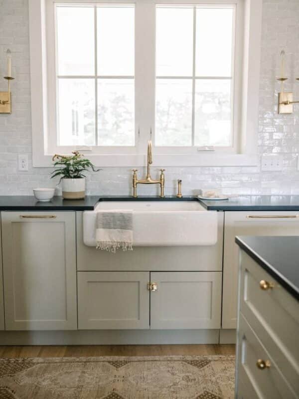 15 Practical & Stunning Small Kitchen Backsplash Ideas That Create a ...