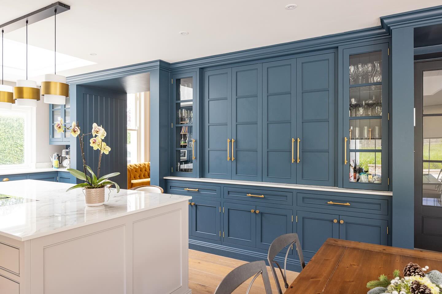 20+ Really Modern Painted Kitchen Cabinet Color Ideas That Are Super ...