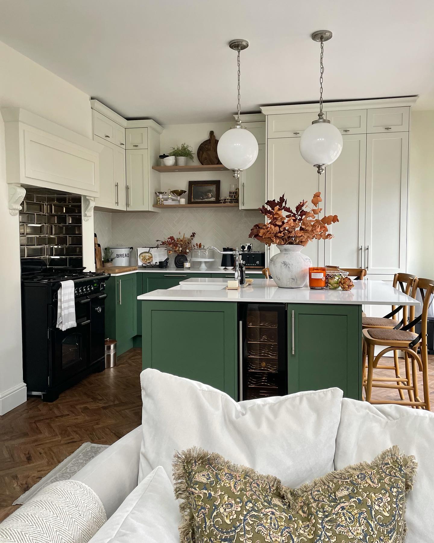 20+ Really Modern Painted Kitchen Cabinet Color Ideas That Are Super ...
